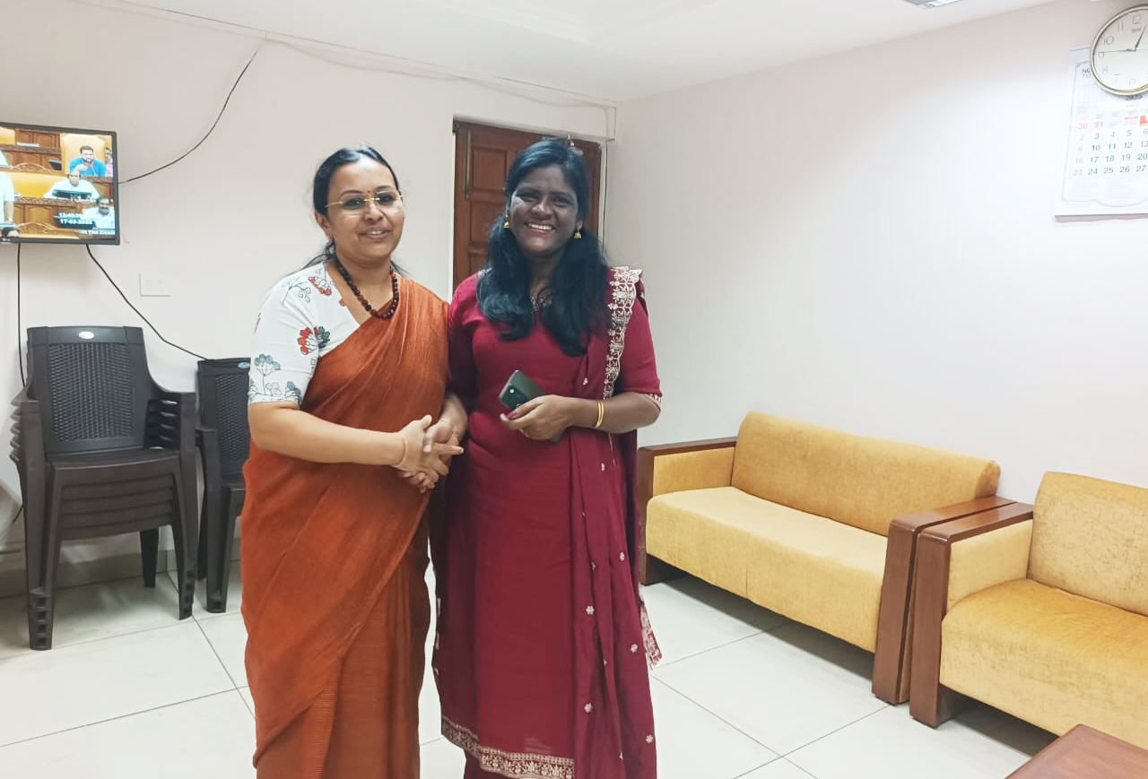 കേരള ശ്രീ ജേതാവായ ആശാ പ്രവര്‍ത്തക ഷൈജ ബേബി മന്ത്രി വീണാ ജോര്‍ജിനെ കണ്ട് ...